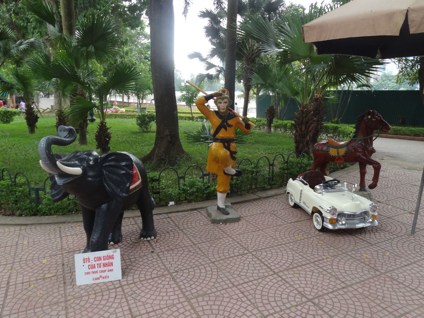 Hanoi zoo in Thu Le Park